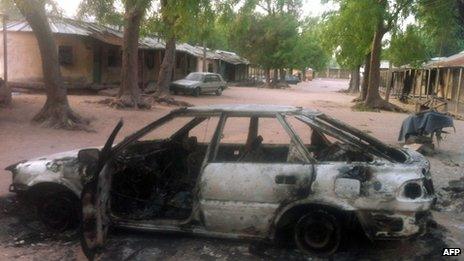 Nigeria insurgents attack Bama military barracks - BBC News