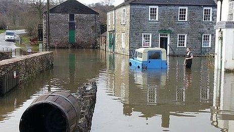 Man pulled from River Lemon in Newton Abbot - BBC News