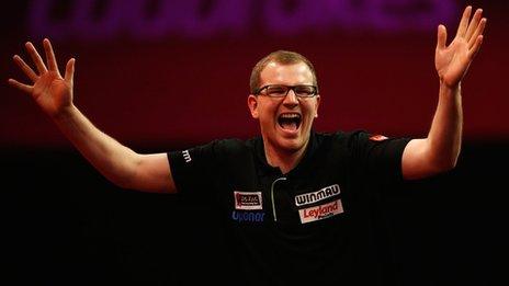 Mark Webster yn curo van Barneveld - BBC Cymru Fyw