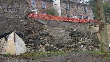 Fears for Calstock homes after Christmas road collapse - BBC News