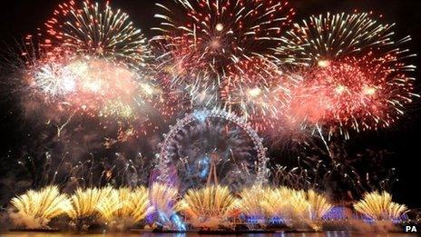 London to 'taste' New Year's celebrations at fireworks display - BBC News