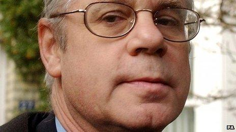 Paper Monitor: Farewell Simon Hoggart - BBC News