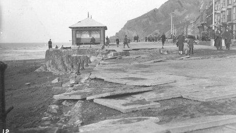 Aberystwyth seafront storm damage clean-up attracts 200 - BBC News