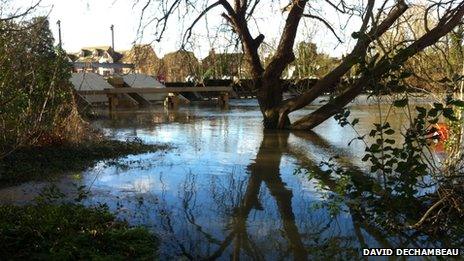 Raised Thames levels halt Windsor castle hydro power scheme - BBC News