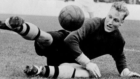 Malcolm Finlayson: Ex-Wolves title-winning keeper dies, aged 84 - BBC Sport