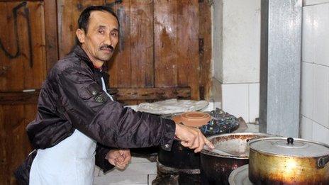 Afghan notebook: Struggling restaurants - BBC News