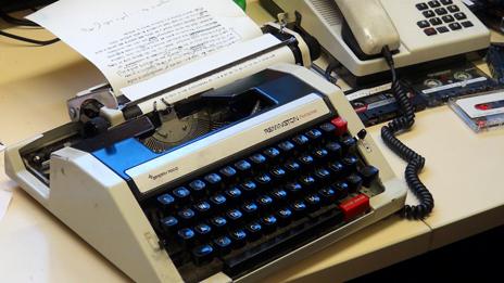 A journalist and his typewriter - BBC News