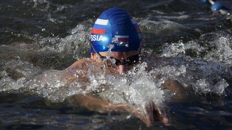 Big Chill Swim: Hundreds in 5C water on Windermere - BBC News