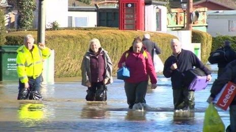 Floods force Yalding mobile home residents into hotels - BBC News