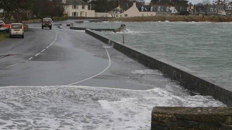 High tides and flooding cause havoc in Guernsey - BBC News