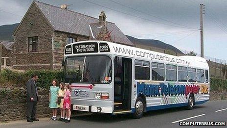 Apple names 'computer bus man' Alex Townsend as Mac innovator - BBC News