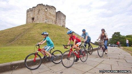 Yorkshire cities face 'tough decisions' in bid to boost cycling - BBC News