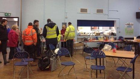 UK floods: Power cuts as Berkshire woes continue - BBC News