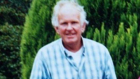 Roger Hayward help delayed 40 minutes by electrocution fear - BBC News