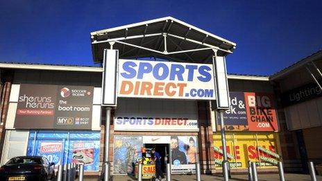 Sports Direct shareholders reject Mike Ashley bonus - BBC News