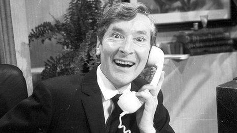 Carry On star Kenneth Williams granted blue plaque - BBC News