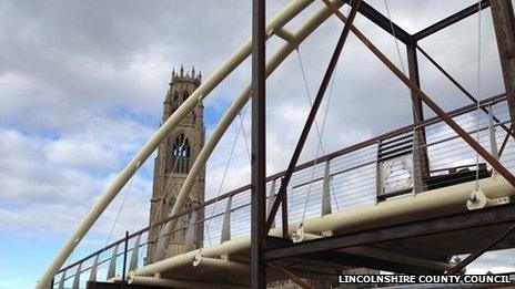 Boston's new St Botolph's Bridge lifted into place - BBC News