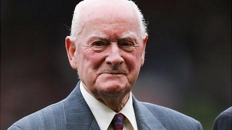 Sir Tom Finney funeral relayed at PNE's Deepdale ground - BBC News