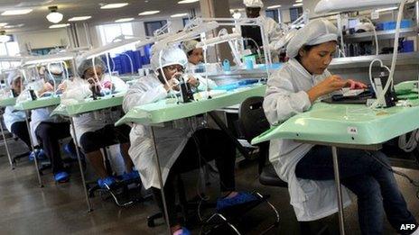 US manufacturing and construction growth quickens - BBC News