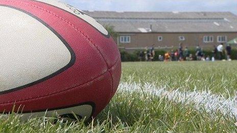 'Defnydd isel' o'r Gymraeg yn y Cynulliad - BBC Cymru Fyw