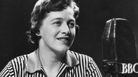 Portrait of Under Milk Wood actor Gwenyth Petty to be sketched - BBC News