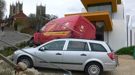 Runaway Royal Mail van narrowly misses Lincoln glass-panelled house ...