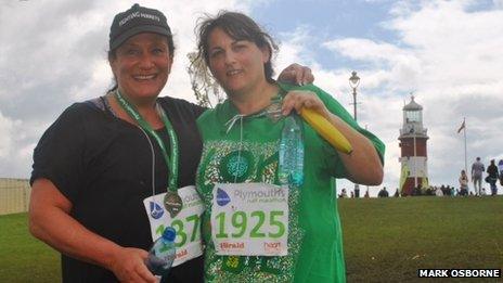 Tom Daley's mother Debbie runs Plymouth Half Marathon - BBC News