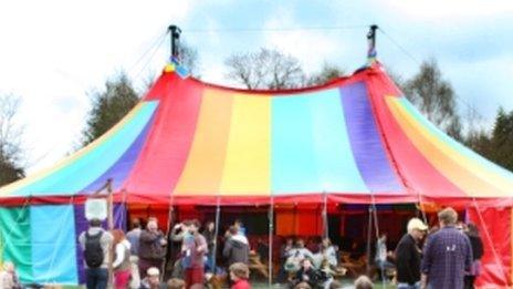 Machynlleth Comedy Festival: 4,000 expected in fifth year - BBC News