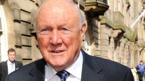 Stuart Hall rape trial: Broadcaster not giving evidence - BBC News