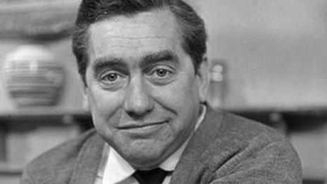 Comedy star Tony Hancock honoured with a blue plaque - BBC News