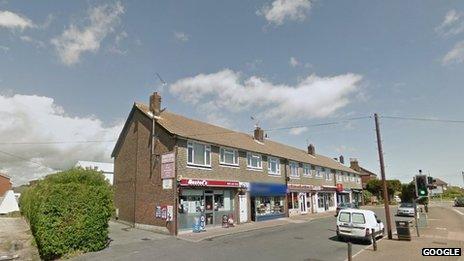 Armed robber threatens Rustington shop staff - BBC News