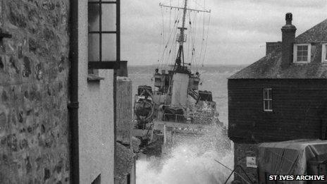 Plaque commemorates St Ives' HMS Wave rescuers - BBC News