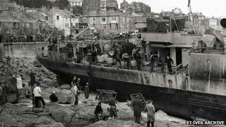 Plaque commemorates St Ives' HMS Wave rescuers - BBC News