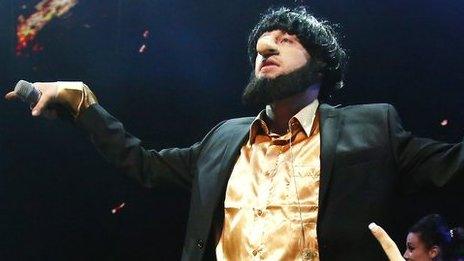 Macklemore apologises for 'Jewish caricature' costume - BBC Newsbeat