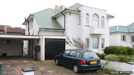 Houses searched over Abdullah Deghayes's Syria death - BBC News