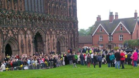 Stephen Sutton: Funeral held after Twitter 'thumbs up' - BBC News