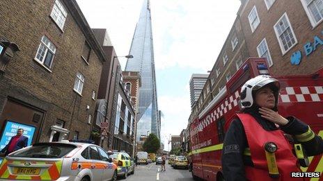 London skyscraper the Shard evacuated after smoke alert - BBC News