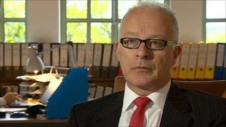 Police investigate lawyer 'death threats' - BBC News