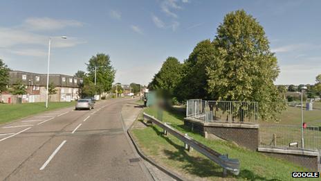 Luton teen, 16, hurt in sword attack on Marsh Farm estate - BBC News