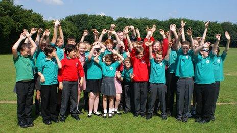 Rapiwr yn creu neges heddwch i Eisteddfod Llangollen - BBC Cymru Fyw