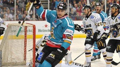 American forward Mark McCutcheon signs for Giants - BBC Sport
