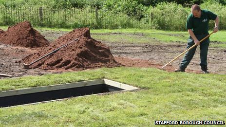 Staffordshire cemetery experiment creates extra burial plots - BBC News