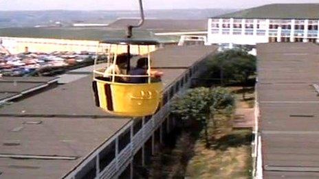 Billy Butlin remembered with Bognor Regis blue plaque - BBC News