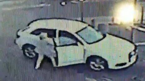 CCTV of attempted carjacking ‘utterly shocking’ - BBC News
