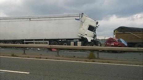 M56 crash: Tributes to Julie Darnell and Anthony Bainbridge - BBC News