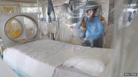 Ebola: National exercise tests UK's plans for virus - BBC News