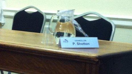 Councillor Paul Shotton reprimanded over fake name texts - BBC News