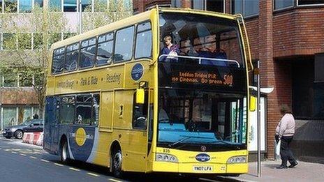 Reading bus lane fines increase fourfold - BBC News