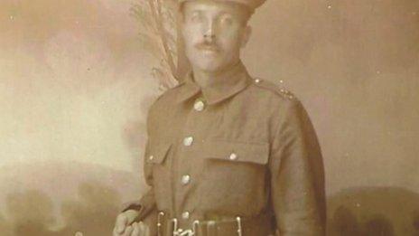 Centenarian Vera Upshall returns to war memorial - BBC News