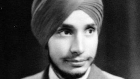 Gravesend unveils statue of fighter pilot Mahinder Singh Pujji - BBC News